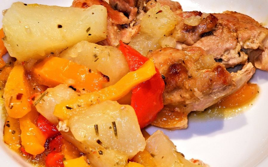 Guiso rápido de pollo con patatas | Recetas de Pollo
