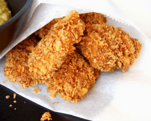 Pechugas de pollo rebozadas con corn flakes | Recetas de Pollo