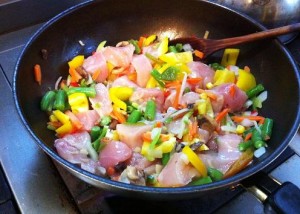 Pollo al wok con verduras | Recetas de Pollo